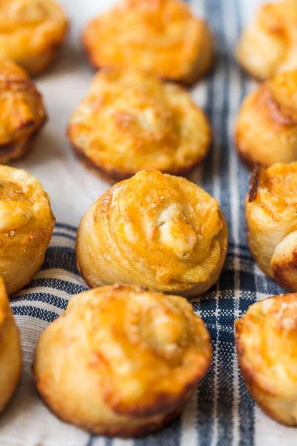 Garlic Cheese Bread Roll Ups (Cheesy Garlic Rolls) Recipe - The Cookie ...