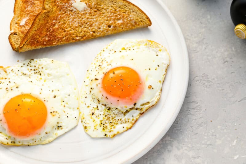 How to Make Sunny Side Up Eggs - The Cookie Rookie®